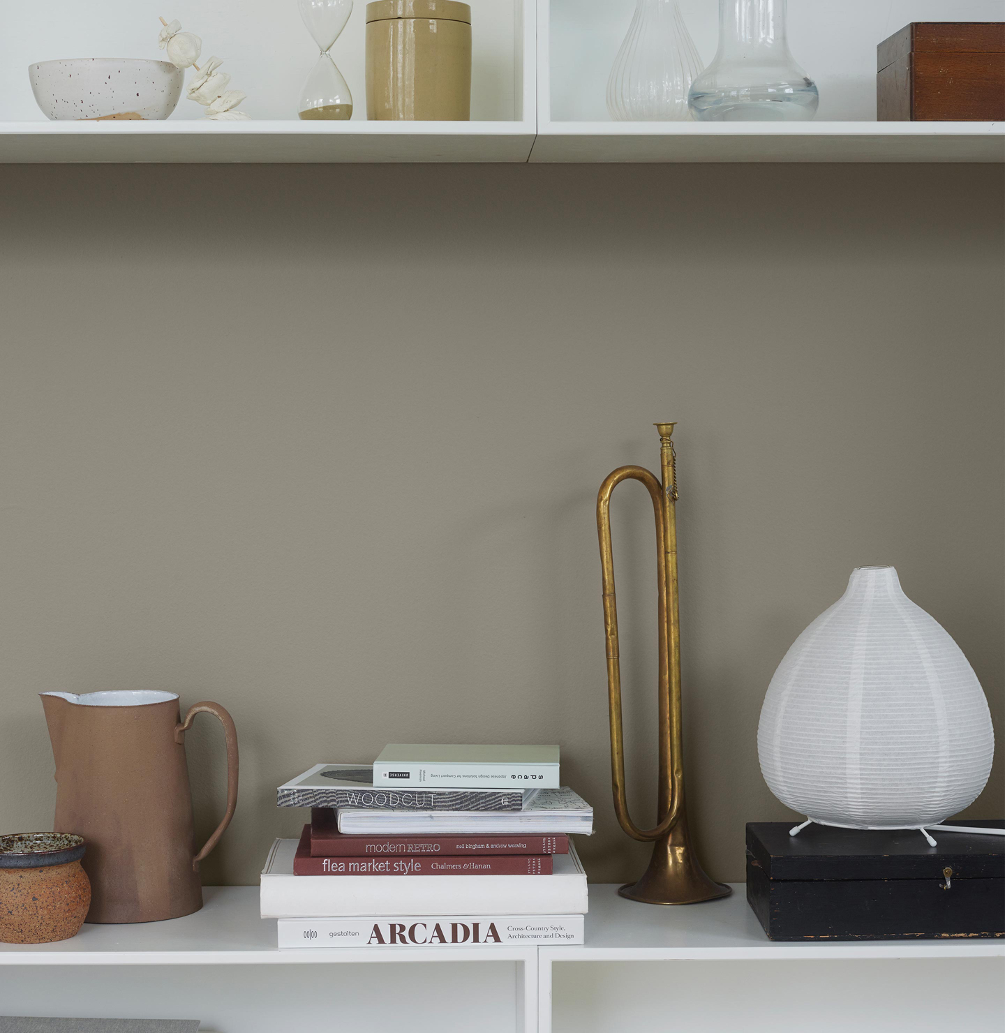 Salonunuz için gri ve beyaz tonları – Jotun 1352 Form & 9918 Classic White