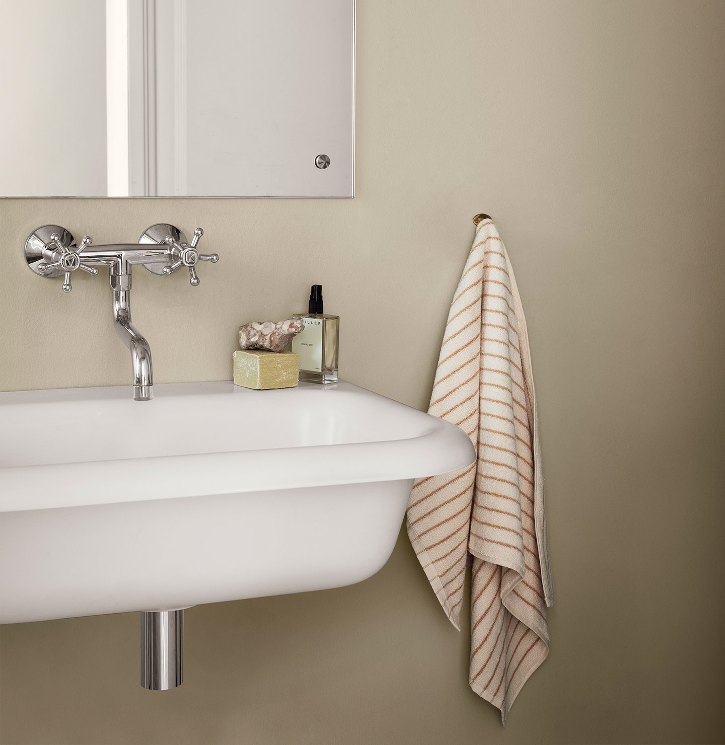 Vakker beige farge til maling på bad – Jotun 1939 Sandbeige - Lady Aqua ...