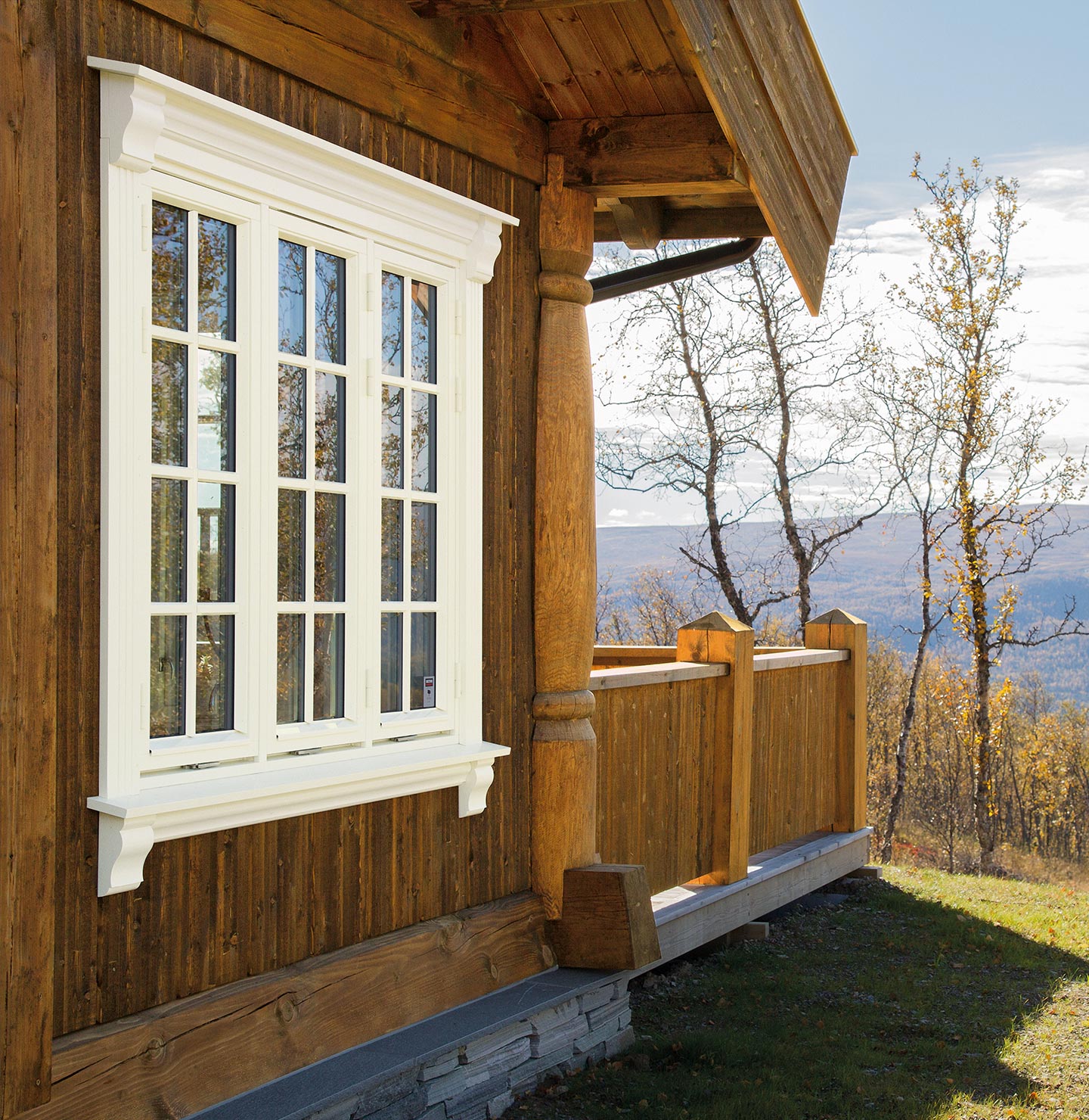 Varig vakker brun farge til fasade – TREBITT 0676 Tjærebrun