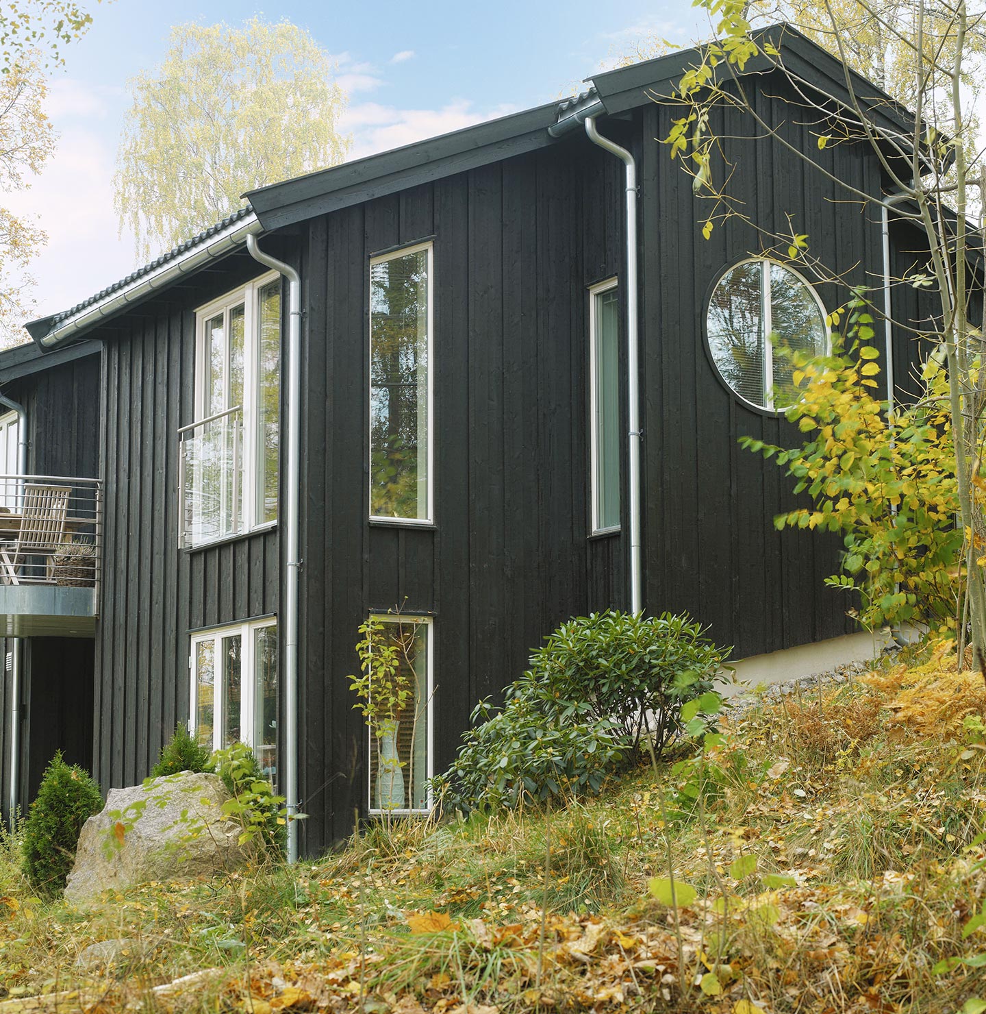 Varig vakker brun farge til fasade – Jotun 0734 Brunsvart