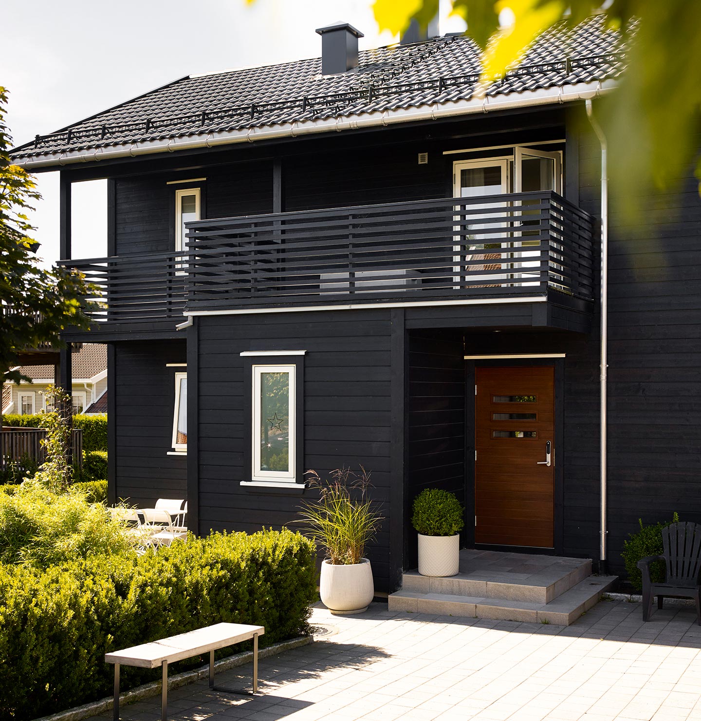 Varig vakker sort farge til fasade – Jotun 9938 Dempet Sort